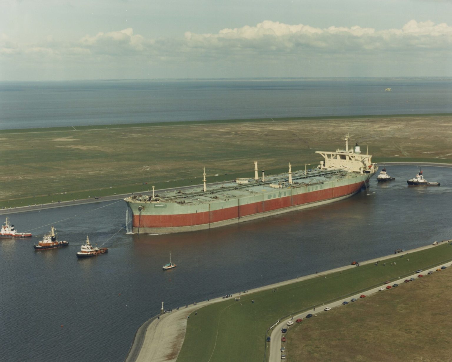 Wilhelminahaven: van oplegger naar LNG-tanker - Groningen Seaports ...