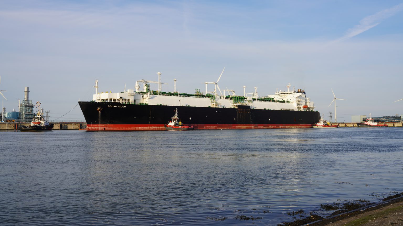 Eerste drijvende LNG-terminal aangekomen in Eemshaven - Groningen Seaports